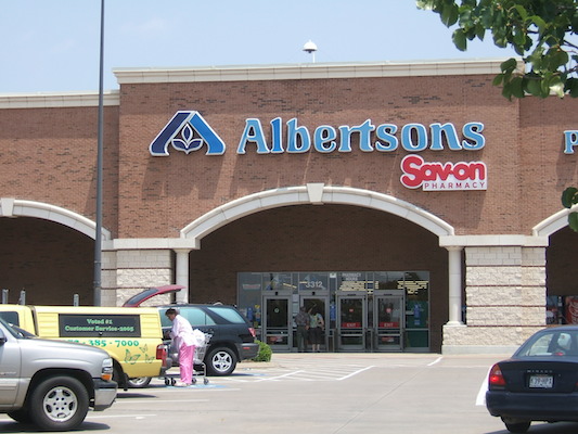 Albertsons pharmacy tech is first to give immunization